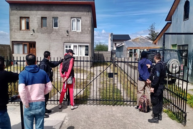 Dos jovenes demorados por robo en Ushuaia - Que te Pasa tdf Dos jovenes demorados por robo en Ushuaia - Que te Pasa tdf